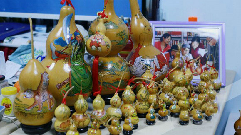 Calabash Painting: 62-Year-Old Man in Chongqing Devotes to Charity ...