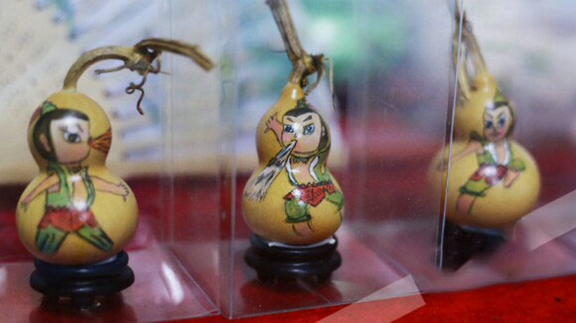 Calabash Painting: 62-Year-Old Man in Chongqing Devotes to Charity ...