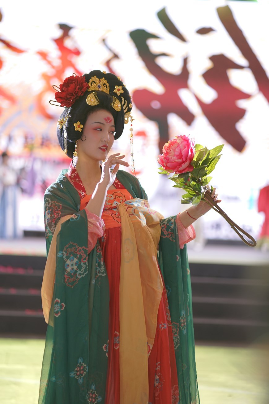 The Glamour of the Han Chinese Clothing Displayed at the 2020 CICTIE ...