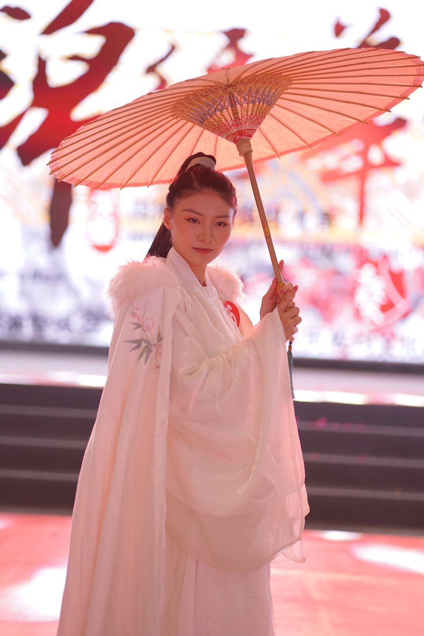 The Glamour of the Han Chinese Clothing Displayed at the 2020 CICTIE ...