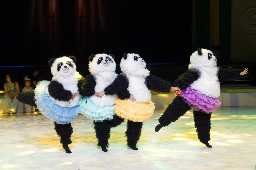 "Magic Makeup Ballet" Staged with 4 "Pandas" | ichongqing