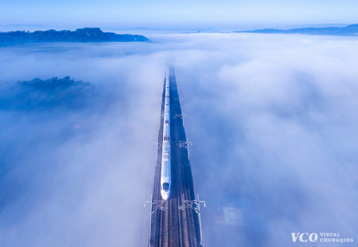 Visual Chongqing | High-speed Train in the Clouds | ichongqing